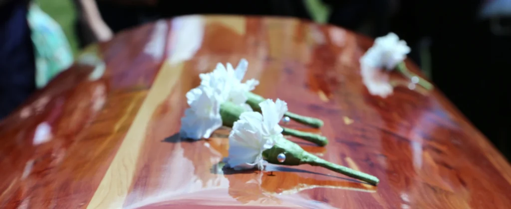 Che differenza c'è tra esequie e funerale? Significato e usi